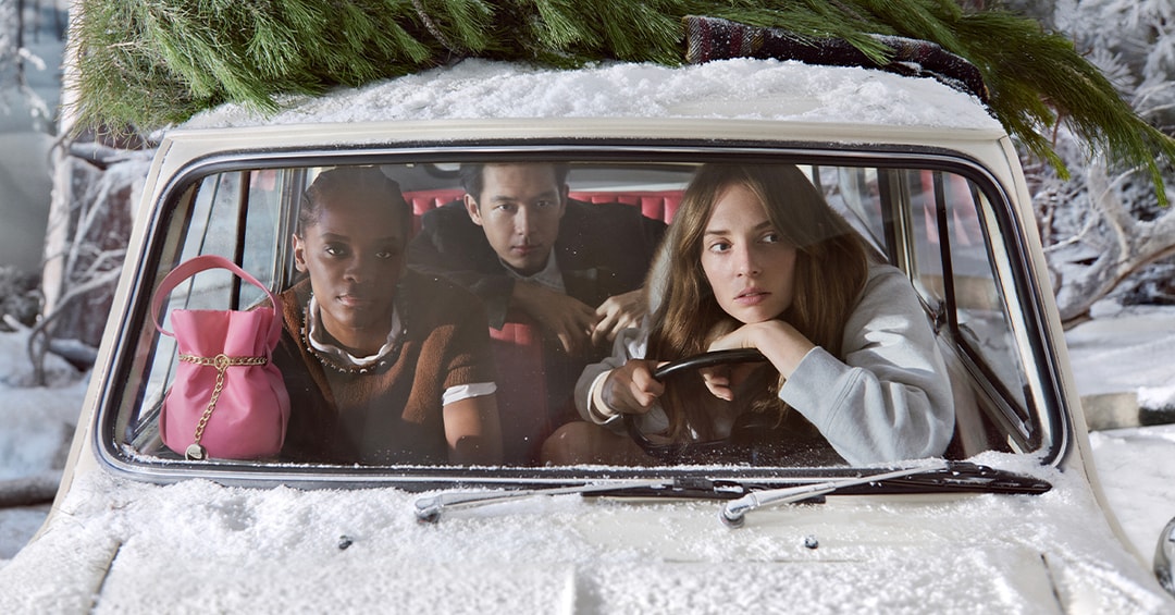 Prada 2025 Holiday 系列形象廣告，讚頌雋永且跨越世代的傳統「回家」 | Hypebeast