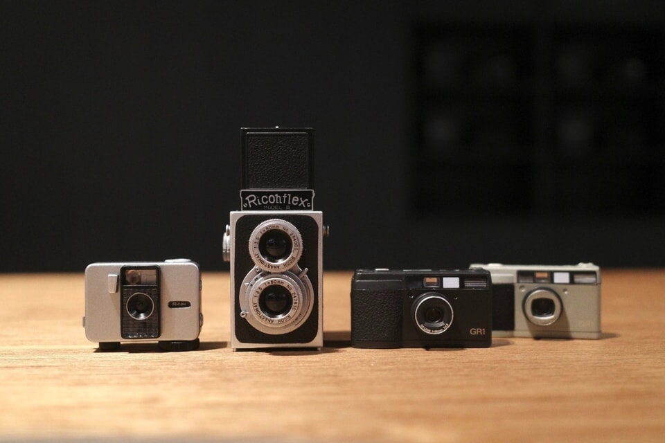 日本 SNS 爆紅 Richoh 相機扭蛋：迷你尺寸依然能 100% 還原細節，快來扭一波！ - POPBEE