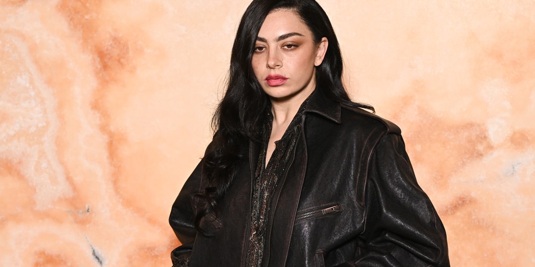 Cinco Anos Depois, o Videoclipe "party 4 u" de Charli XCX Chegou ...