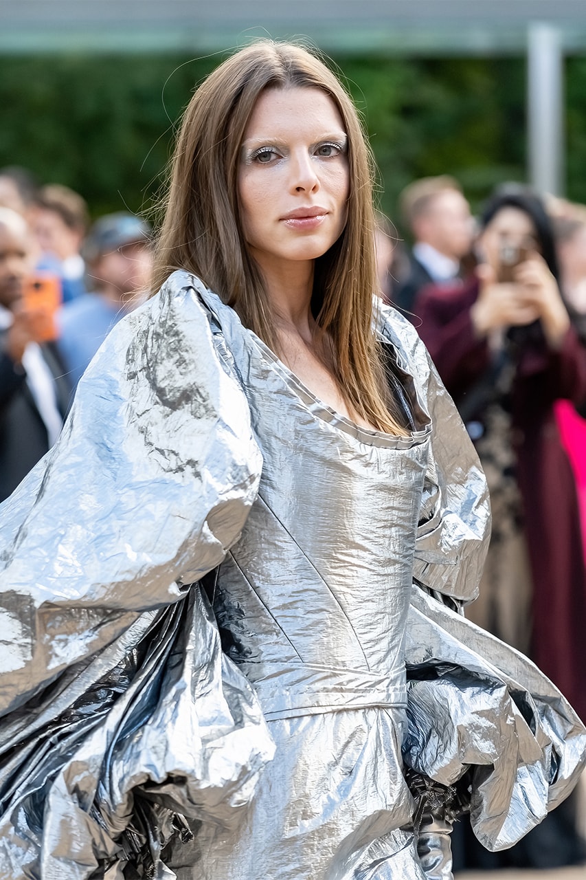 See Julia Fox's "Snow Queen" Bleached Eyebrows | Hypebae