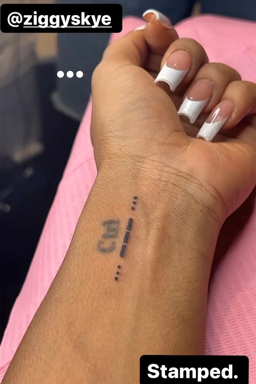 SZA Gets "SOS" Tatt Backstage At LA Show | Hypebae