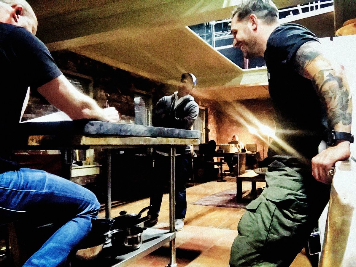 《Venom》释出首张片场照并宣告正式开拍 | HYPEBEAST