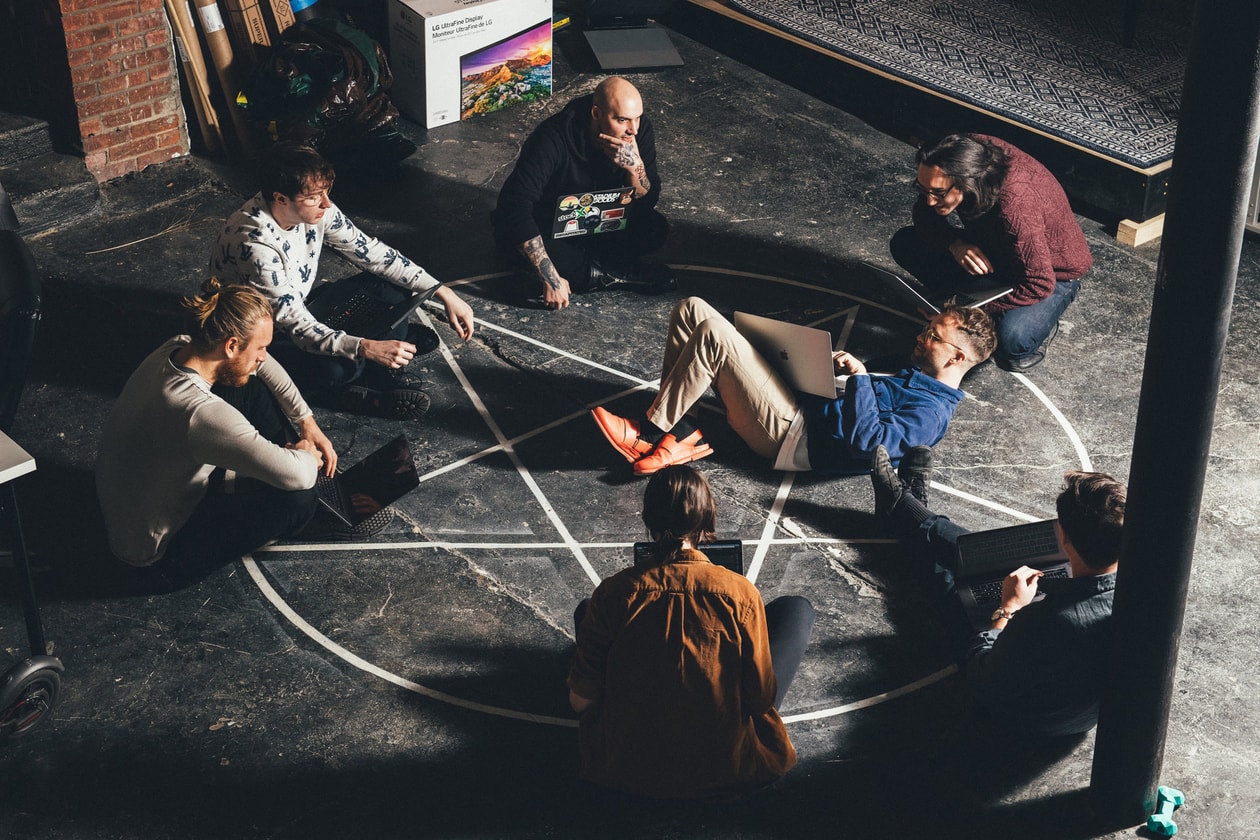 揭秘 Google 最熱搜球鞋「Jesus Shoe」背後團體及創作故事 | 專訪 MSCHF 創始人 Gabriel Whaley ...