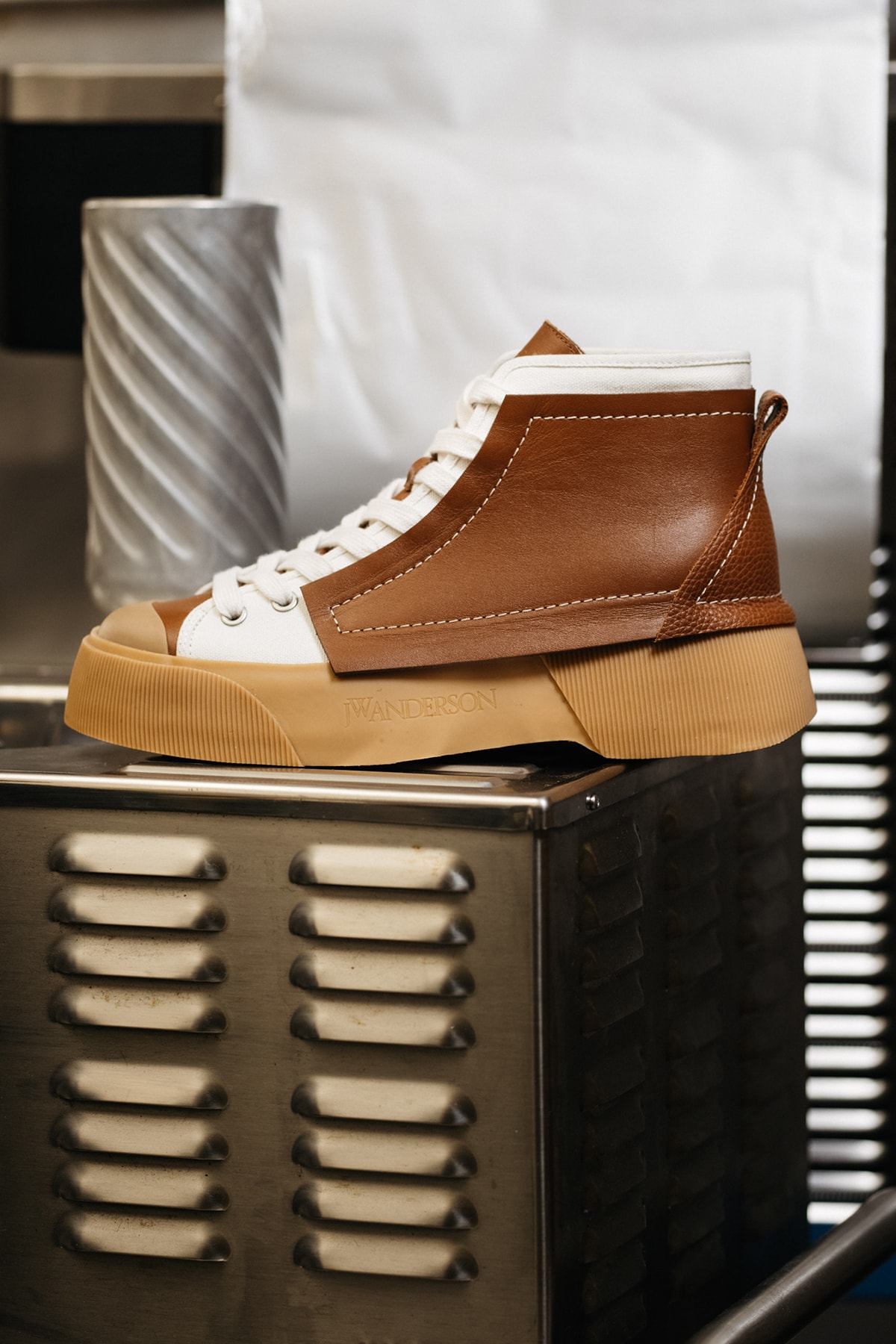 正式亮相！JW Anderson 发布首款运动鞋 | HYPEBEAST