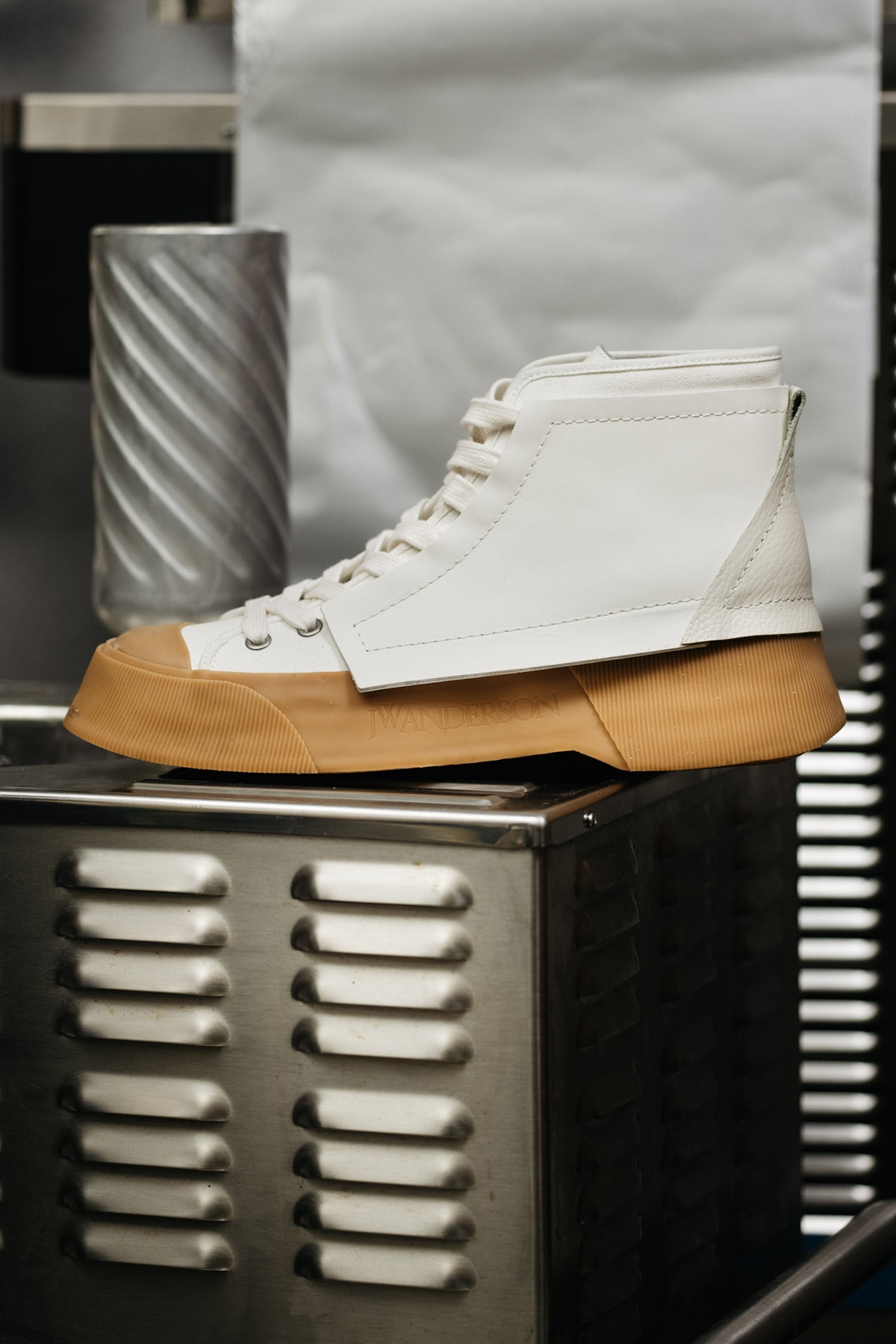 正式亮相！JW Anderson 发布首款运动鞋 | Hypebeast