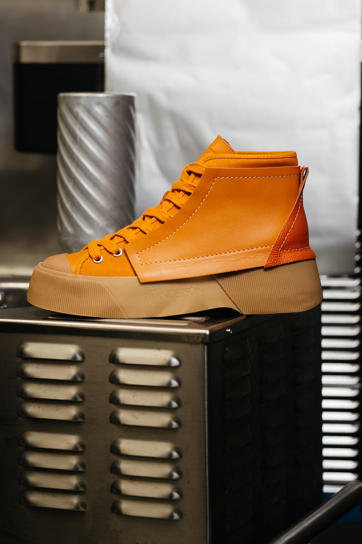 正式亮相！JW Anderson 发布首款运动鞋 | Hypebeast