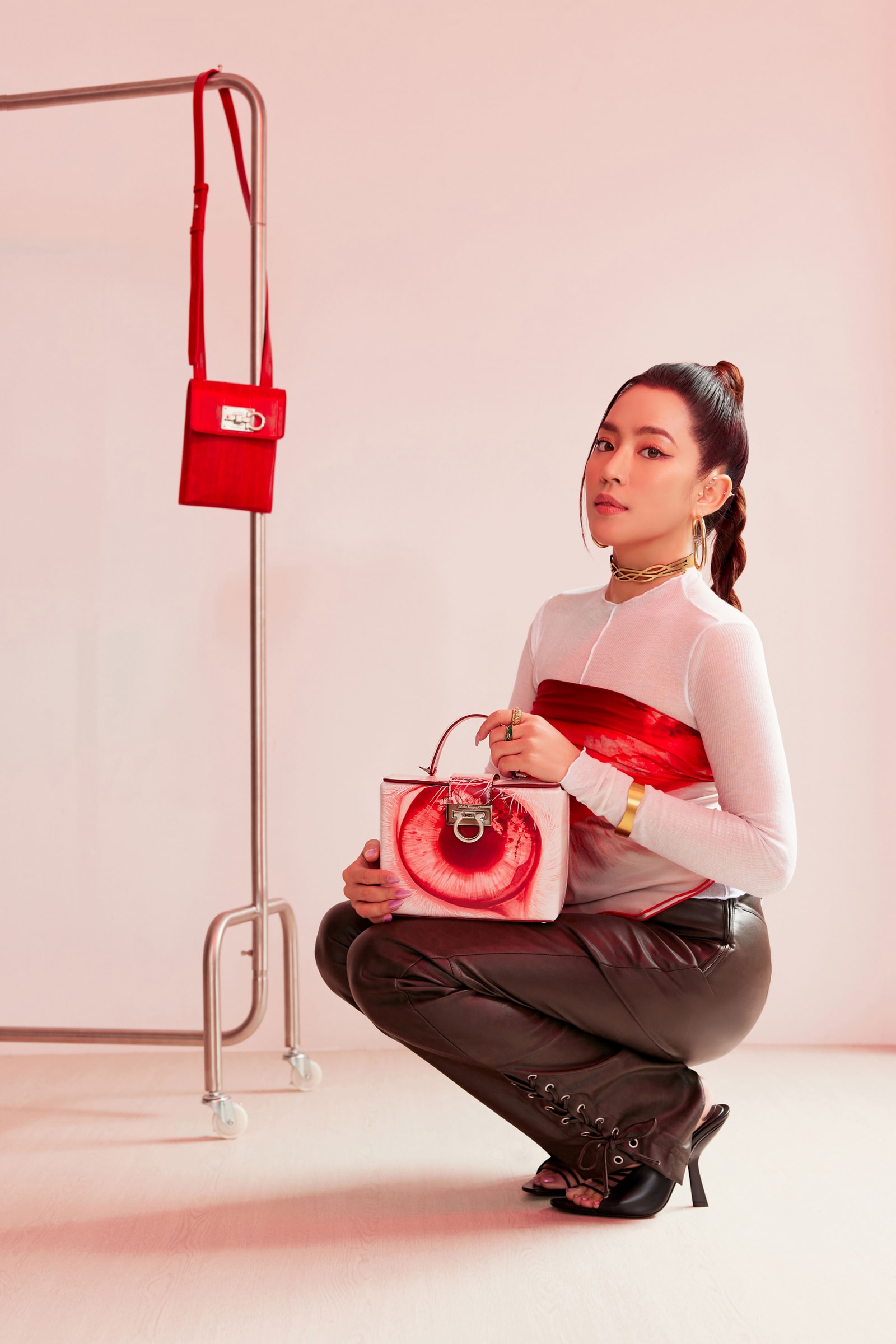 在 FERRAGAMO 的镜头下，红色如何成为创作者直抵内心世界的视觉指引？ | Hypebeast