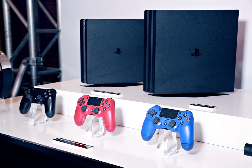 Sony 的 PlayStation 和 Microsoft 的 Xbox One 都在這兩天在香港正式發佈了，兩大廠牌都將主機體積縮小 ...