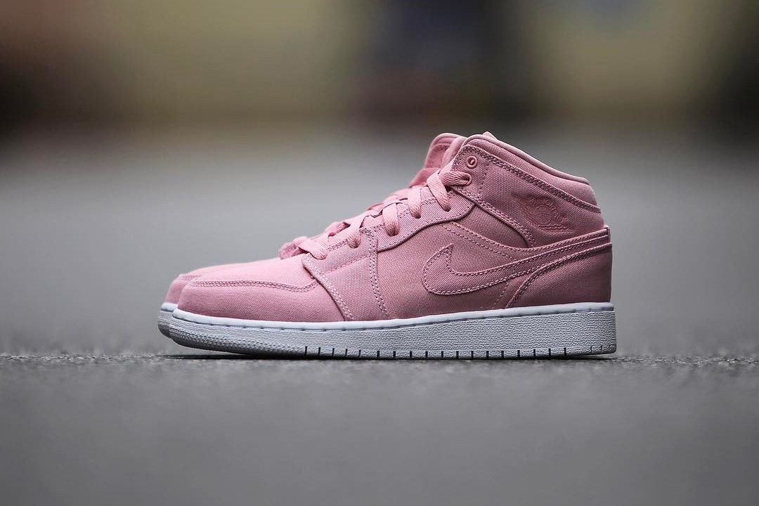女生專屬！Air Jordan 1 Mid 全新配色設計 | Hypebeast