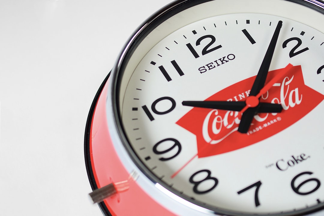 Seiko x Coca-Cola 源自 1960 年代靈感的復刻掛牆時鐘 | Hypebeast