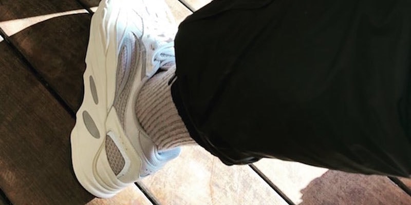 Kanye West 曝光疑似 YEEZY BOOST 700 Wave Runner 全新 V2 版本 | Hypebeast