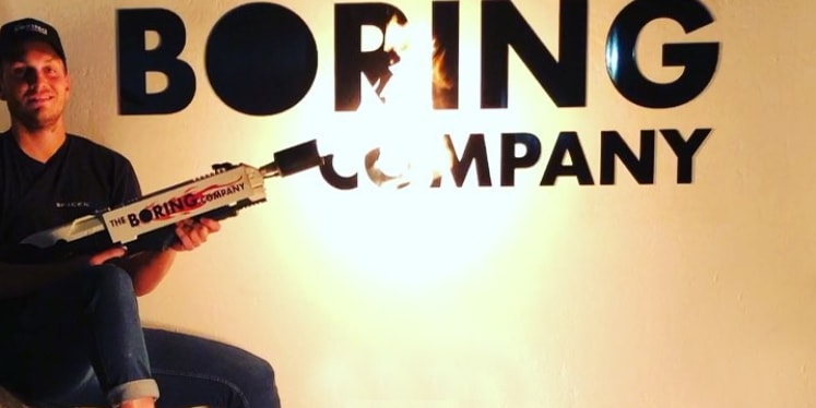 正式接受預購！Tesla 總裁 Elon Musk 親身示範超人氣火焰噴射器 | Hypebeast