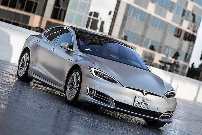 Kanye West 及 Kim Kardashian 獲贈 Matte Silver 專屬配色之 Tesla Model S | Hypebeast