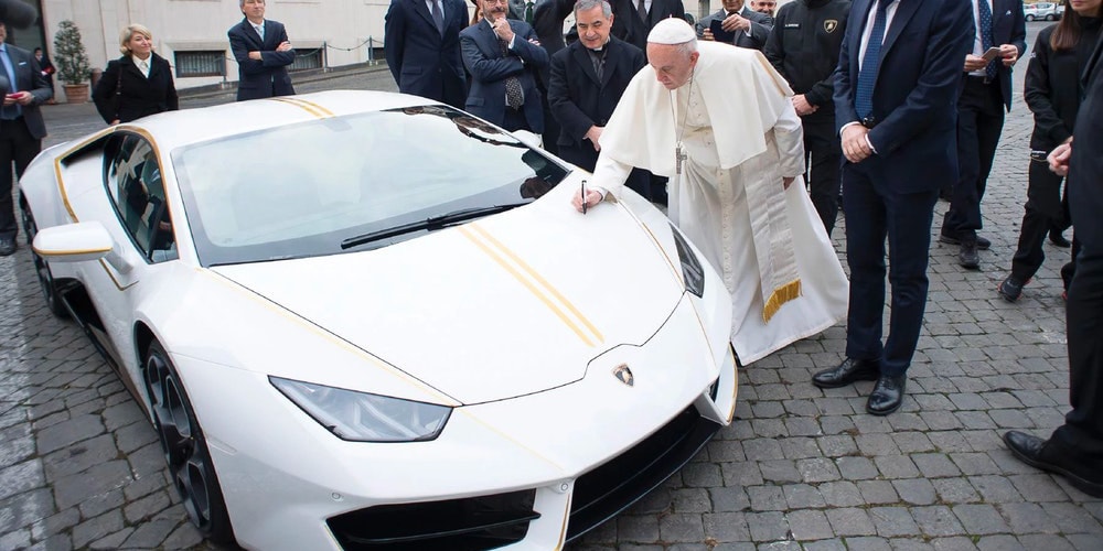 近賞教宗方濟各簽名版 Lamborghini Huracán 百萬義賣「神驅」 | Hypebeast