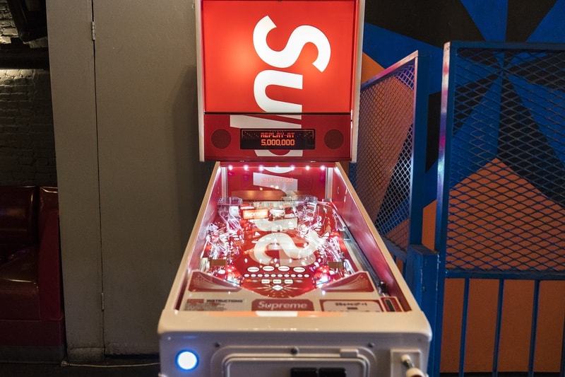 獨家近賞 Supreme x Stern Pinball 聯名彈球機 | Hypebeast
