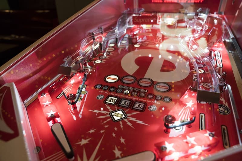 獨家近賞 Supreme x Stern Pinball 聯名彈球機 | Hypebeast