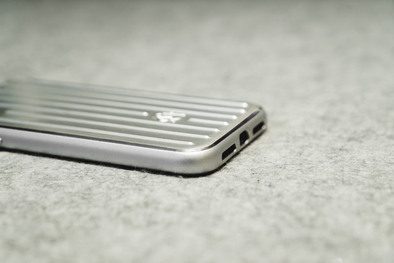 近賞 RIMOWA 最新鋁製 iPhone Case | Hypebeast