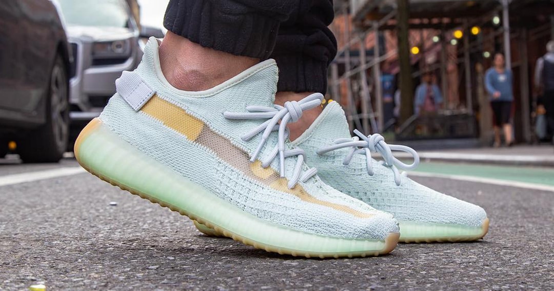 YEEZY BOOST 350 V2「Hyperspace」全新上腳圖輯預覽 | Hypebeast