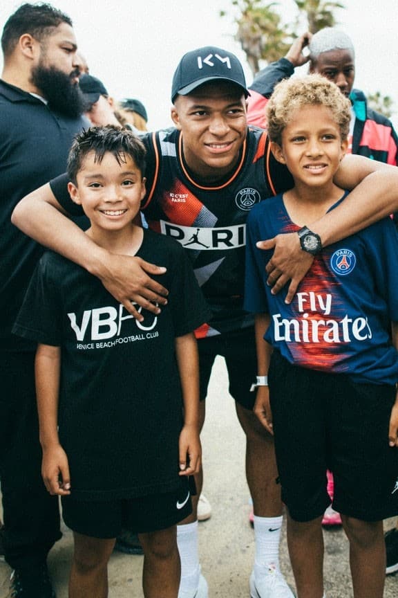 Kylian Mbappé 於美國 Venice Beach 曝光更多 PSG x Jordan Brand 聯名系列單品細節 | Hypebeast
