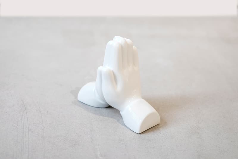 雙手合十禱告－Matthew Lapenta 與 K.Olin tribu 聯手推出 Pray Hands 瓷器 | Hypebeast