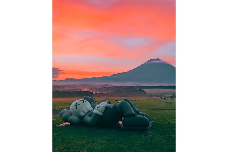 悠然自得！「KAWS:HOLIDAY」最新日本富士山站正式登場 | Hypebeast