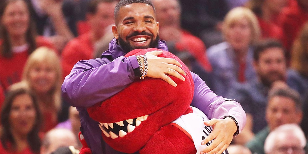 Drake 贈送 Toronto Raptors 全隊 NBA 總冠軍客製飛行夾克 | Hypebeast