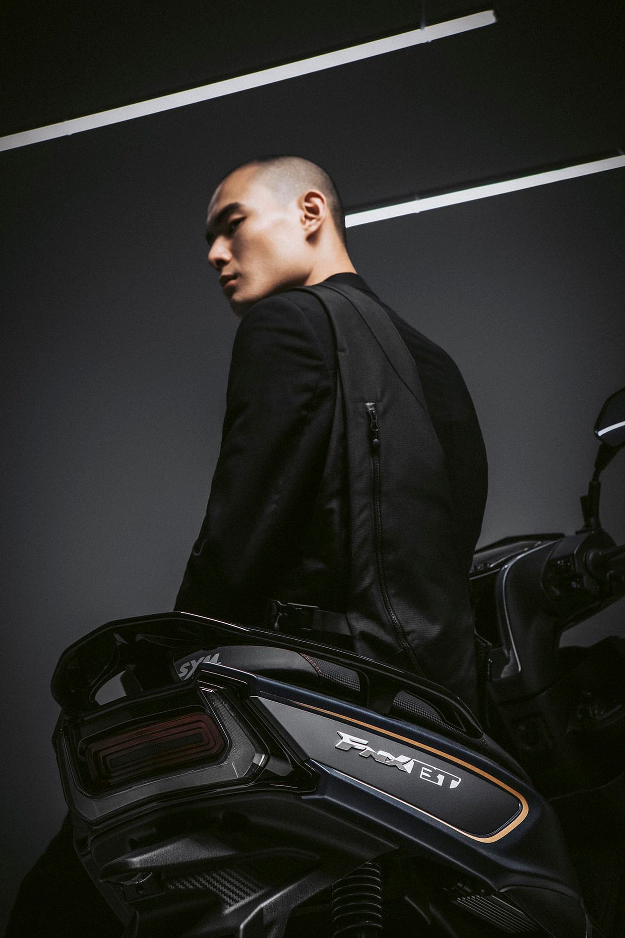 光影下之鳳凰輝映 SYM FNX 彰顯你的氣宇非凡 | Hypebeast