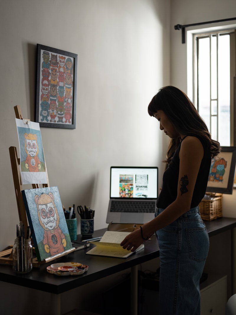 Essentials: CBS 電腦支架如何融入 MOONCASKET Evie 日常生活？ | Hypebeast