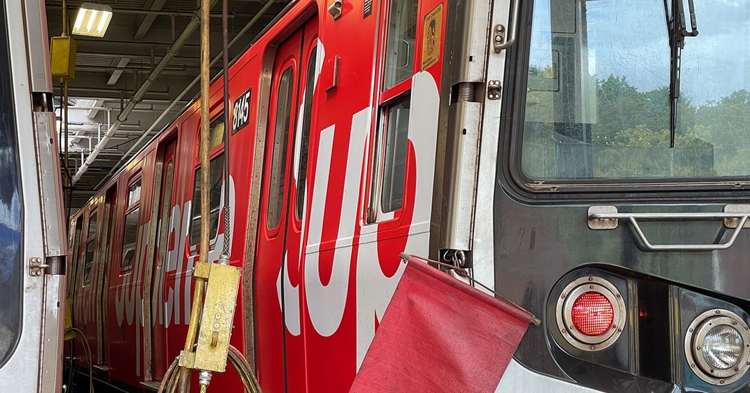 紐約地鐵驚見 Supreme Red Box 塗裝列車 | Hypebeast