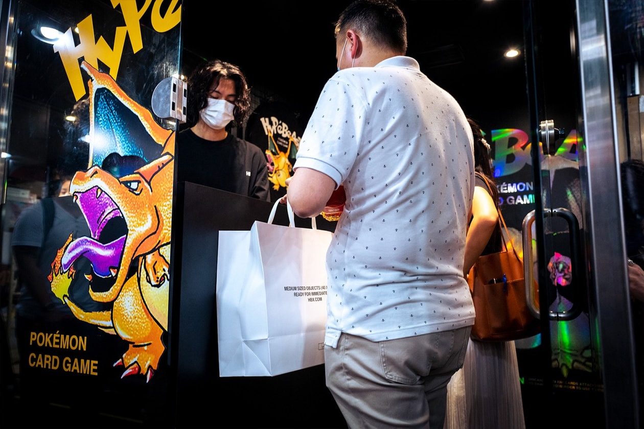 觀賞 HYPEBEAST x Pokémon TCG 25 週年 BELOWGROUND 限定快閃店開幕盛況 | Hypebeast