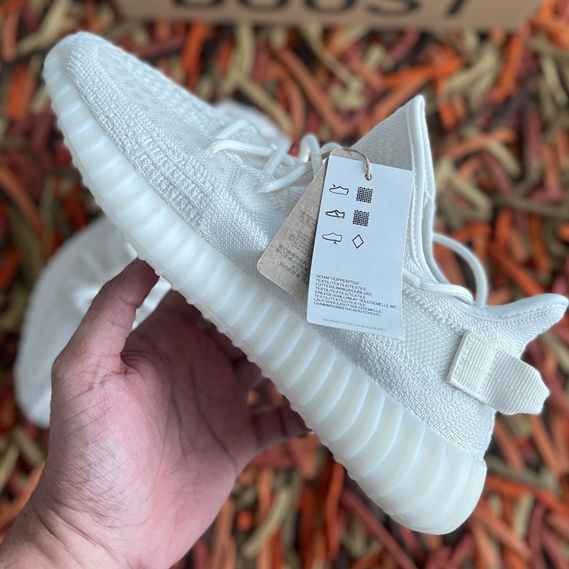 YEEZY BOOST 350 V2 最新配色「Bone」近賞圖輯、發售情報率先公開 | Hypebeast