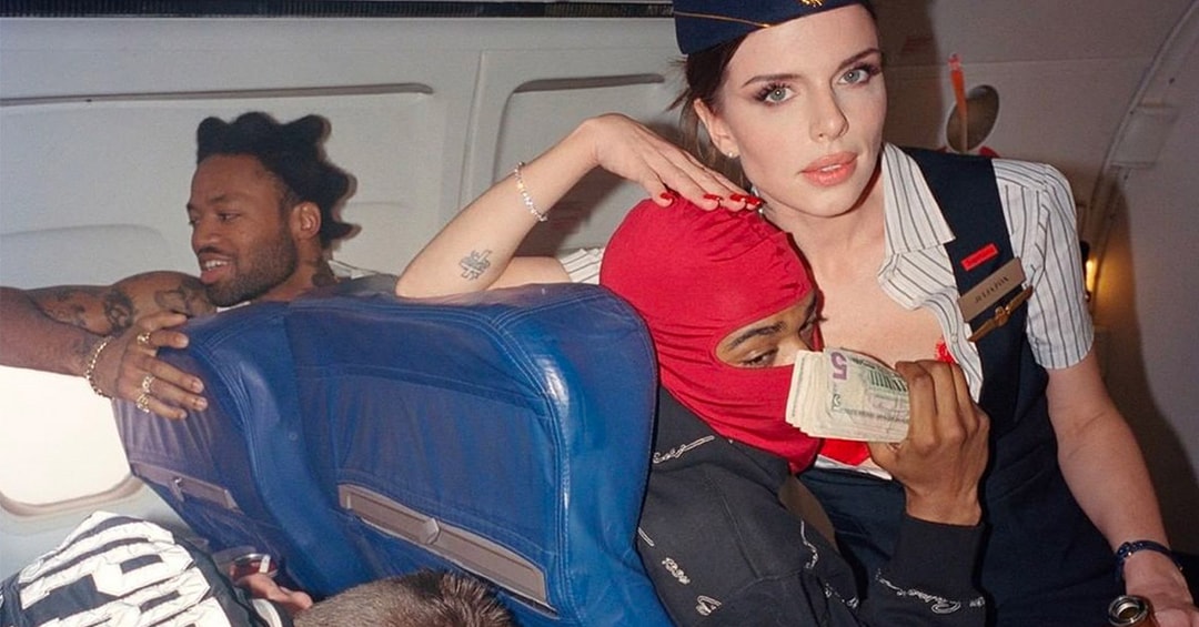 Kanye West 舊愛 Julia Fox 化身空姐出鏡 Supreme 2022 春夏形象大片 | Hypebeast