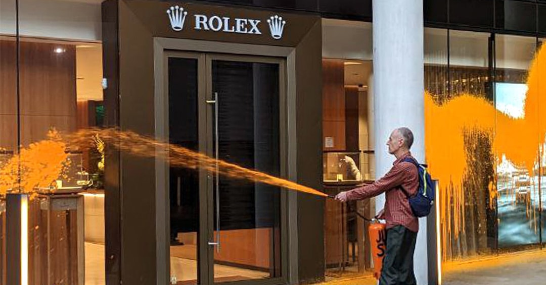 繼世界名畫後，環保團體人士於倫敦 Rolex 專賣店噴灑大量油漆 | Hypebeast