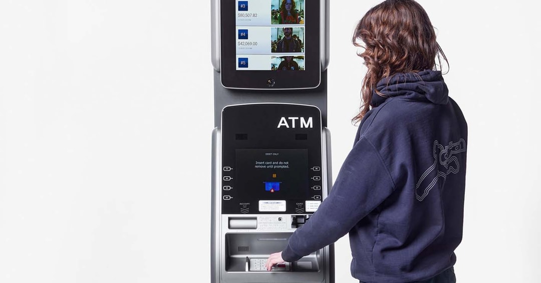 滿足炫富心態？這台 ATM 將公開你的存款餘額 | Hypebeast