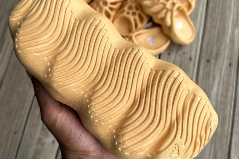 adidas YEEZY 450 Slide 黃色迭代近賞圖率先曝光 | Hypebeast