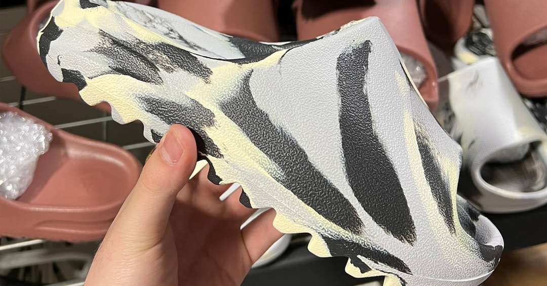 adidas YEEZY SLIDE 最新配色「MX Moon」率先曝光 | Hypebeast