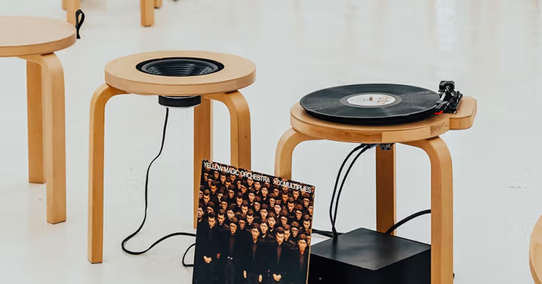 日本建築師 Daisuke Motogi 展示 100 張改造 Artek Stool 60 座椅 | Hypebeast