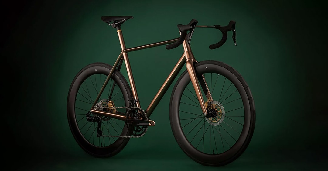 Aston Martin 攜手 J.Laverack 推出全新自行車「.1R」 | Hypebeast