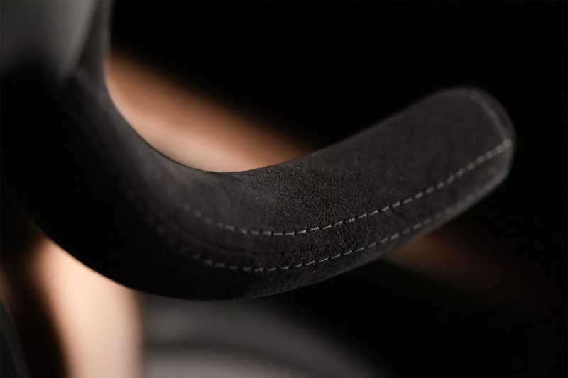 Aston Martin 攜手 J.Laverack 推出全新自行車「.1R」 | Hypebeast