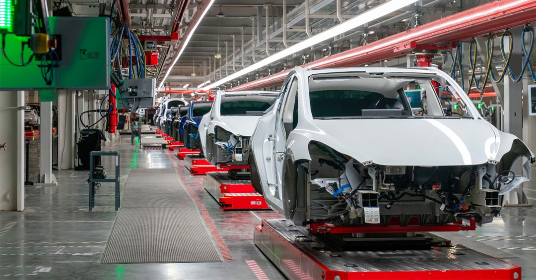 Tesla 德州工廠發生首次機器人攻擊人類流血事件 | Hypebeast