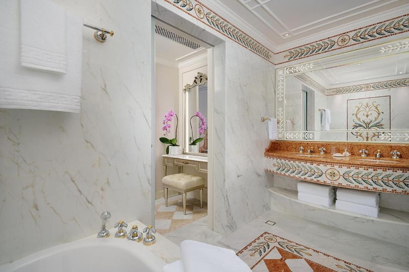 Versace 全新澳門酒店 Palazzo Versace Macau 正式開幕 | Hypebeast