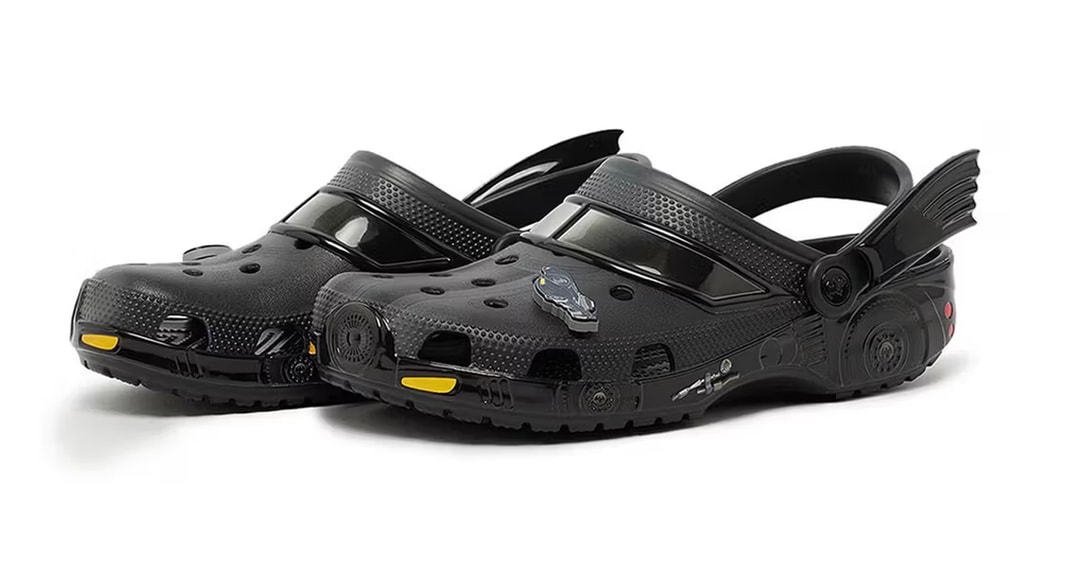 把蝙蝠車穿在腳上？Crocs 正式推出蝙蝠俠「Batmobile」造型最新聯名鞋款 | Hypebeast