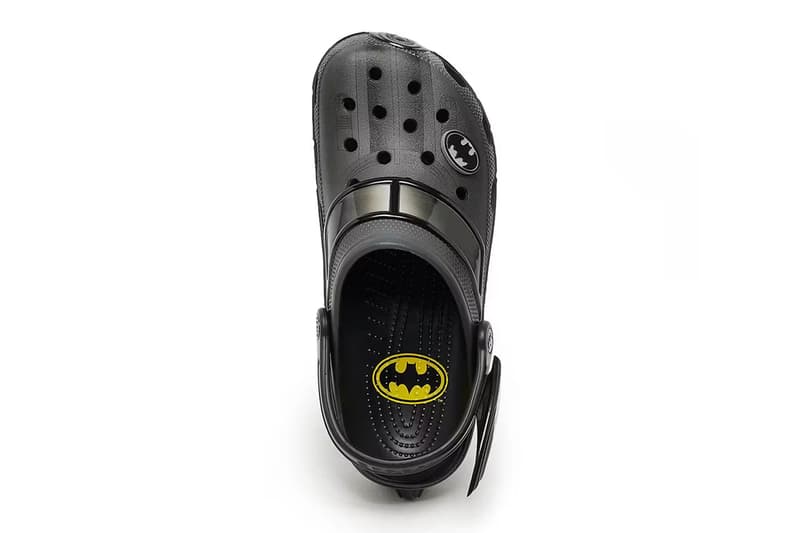 把蝙蝠車穿在腳上？Crocs 正式推出蝙蝠俠「Batmobile」造型最新聯名鞋款 | Hypebeast