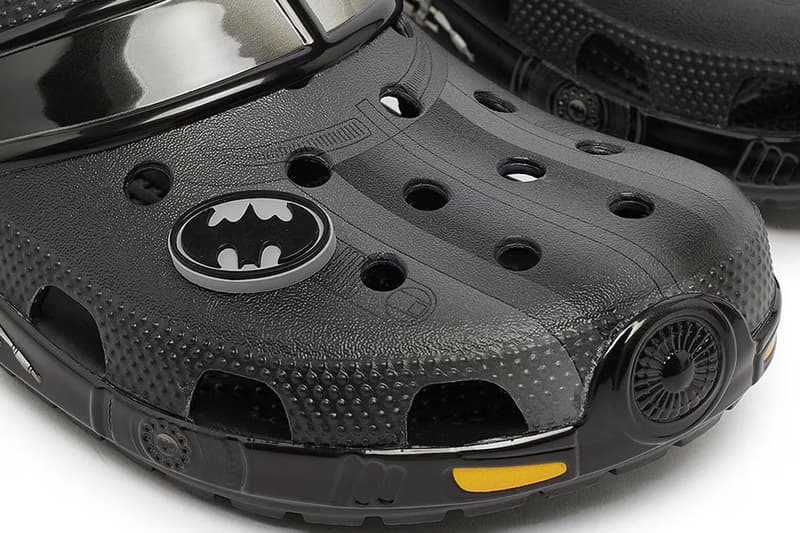 把蝙蝠車穿在腳上？Crocs 正式推出蝙蝠俠「Batmobile」造型最新聯名鞋款 | Hypebeast