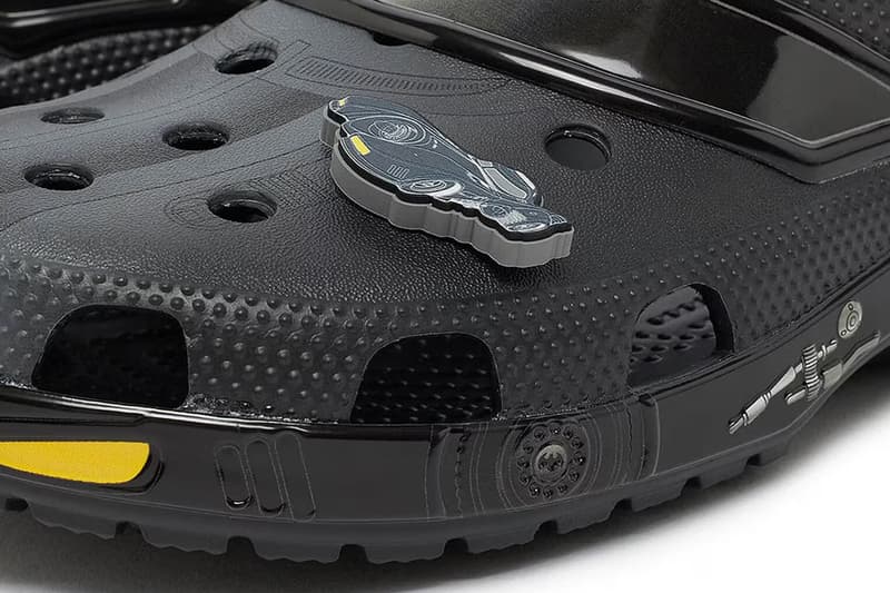 把蝙蝠車穿在腳上？Crocs 正式推出蝙蝠俠「Batmobile」造型最新聯名鞋款 | Hypebeast