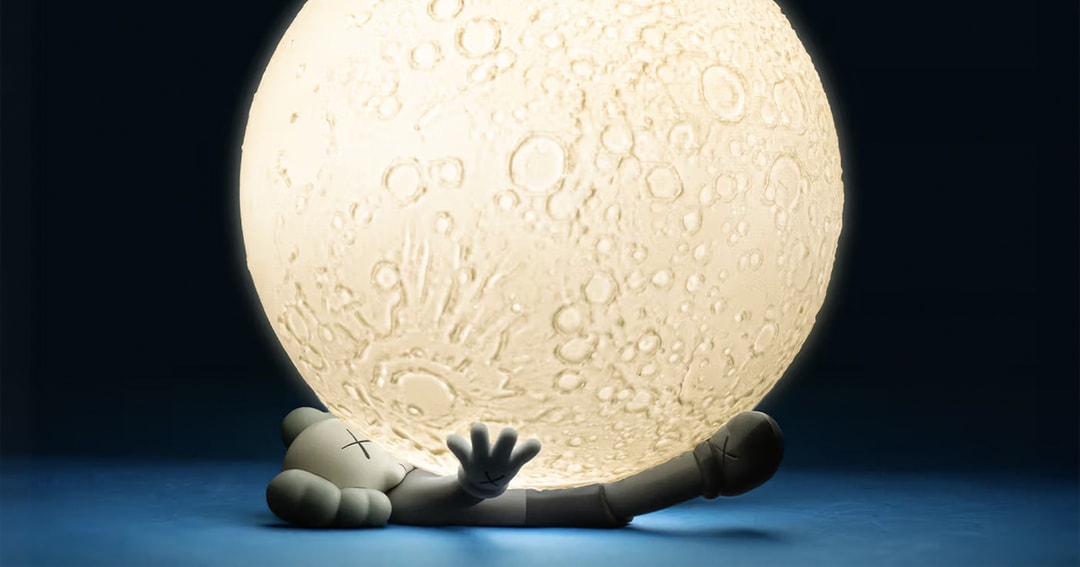 AllRightsReserved 攜手 KAWS 推出全新桌燈「BIG MOON」 | Hypebeast