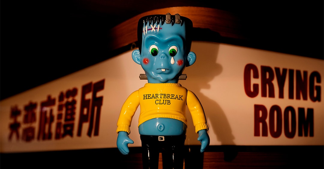 台北人氣酒吧「傷心酒店」攜手 Headlock Studio 聯手推出心碎萬聖節藝術玩具 | Hypebeast