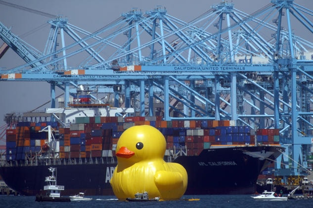 Florentijn Hofman’s Giant Rubber Duck Makes its Way to Los Angeles ...