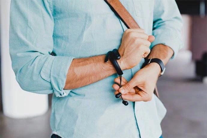 Wearable Cuff Makes Sure You Never Lose Your Earphones Again | Hypebeast
