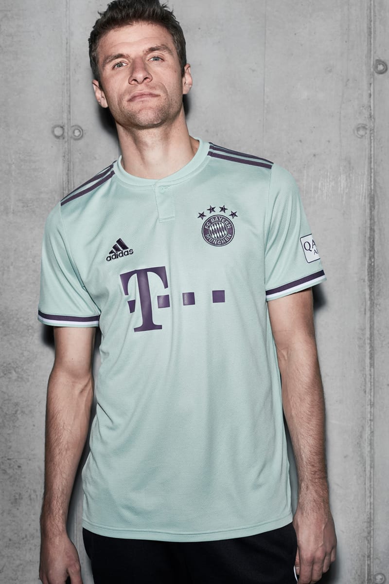Bayern Away Kit : Fc Bayern Munchen Home Away Third And Goalkeeper Kits ...